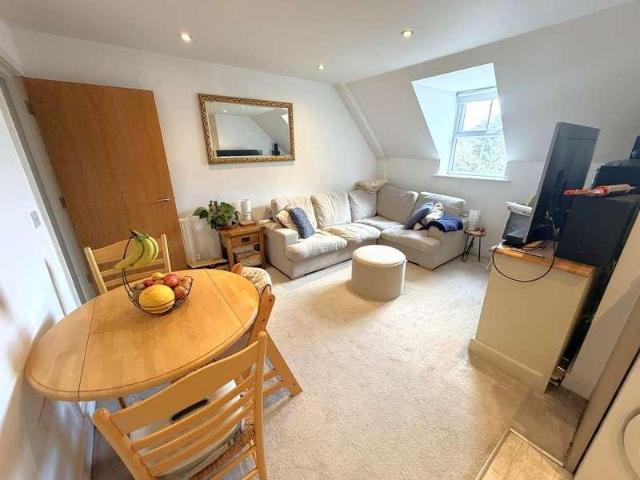 2 bed flat for sale