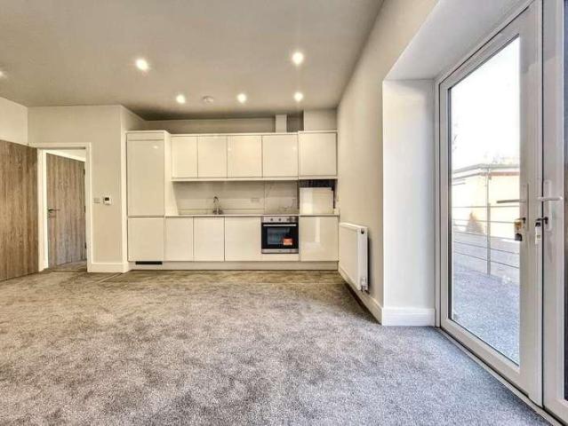2 bed flat for sale