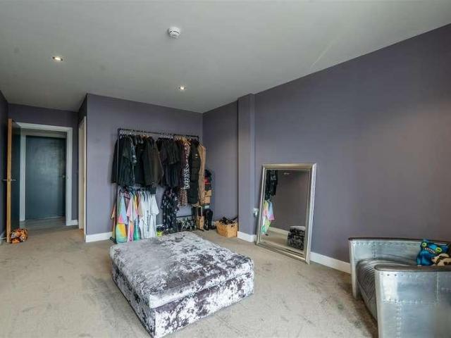 2 bed flat for sale
