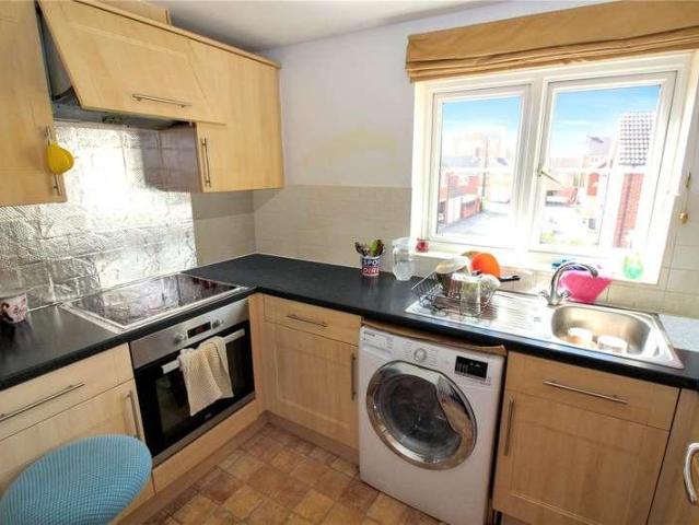 2 bed flat for sale