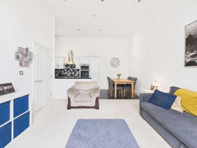 2 bed flat for sale