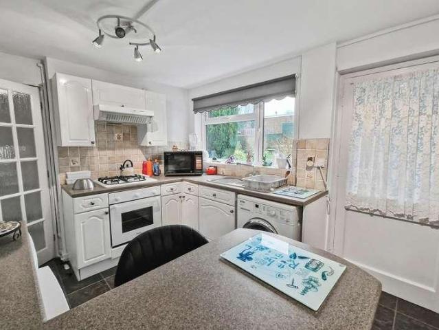 2 bed flat for sale