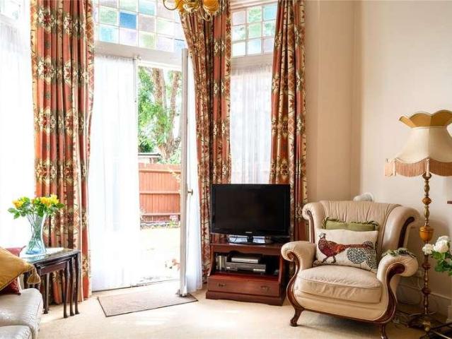 2 bed flat for sale
