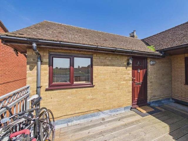 2 bed flat for sale