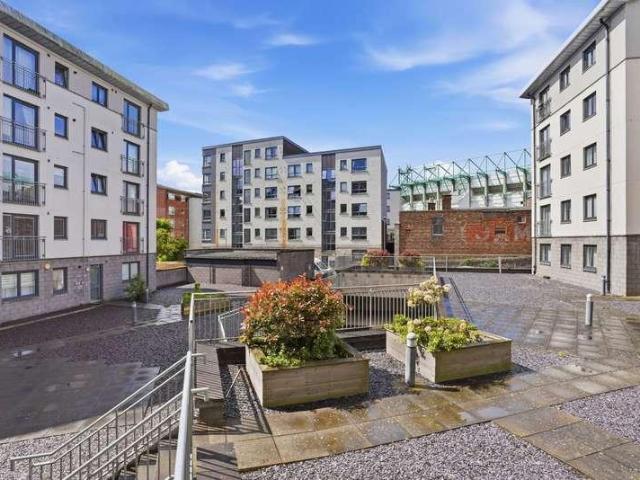 2 bed flat for sale