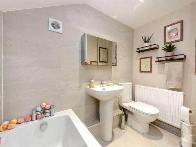 2 bed flat for sale