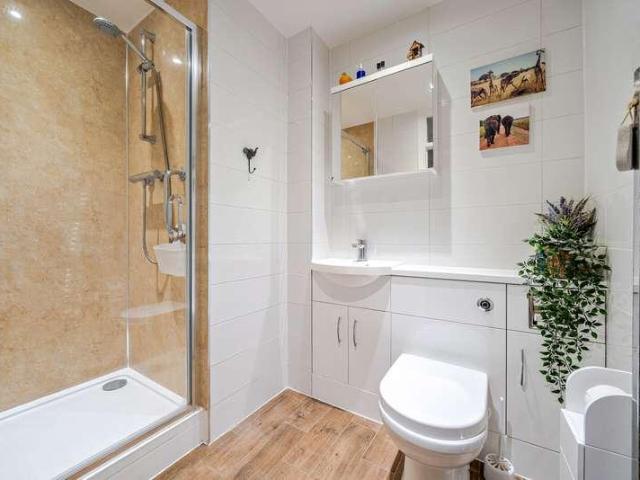 2 bed flat for sale