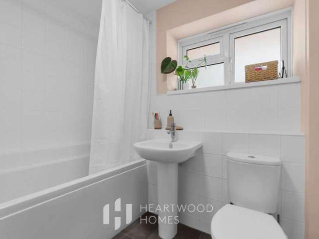 2 bed flat for sale