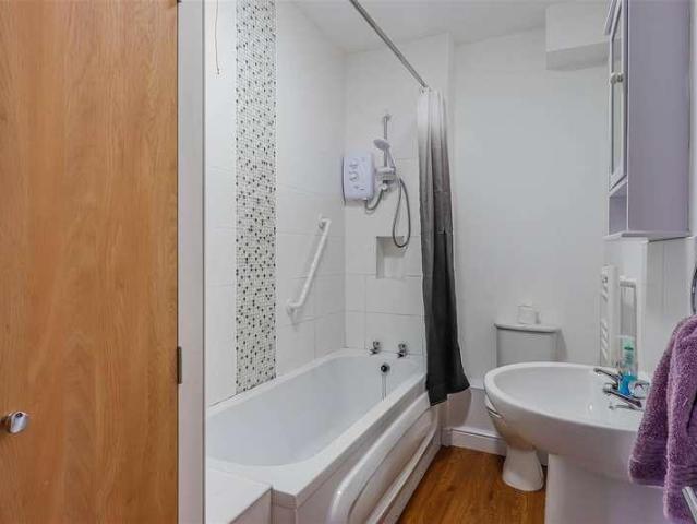 2 bed flat for sale