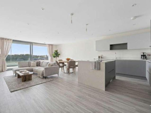 2 bed flat for sale