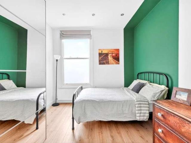 2 bed flat for sale