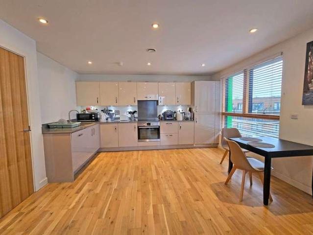 2 bed flat for sale