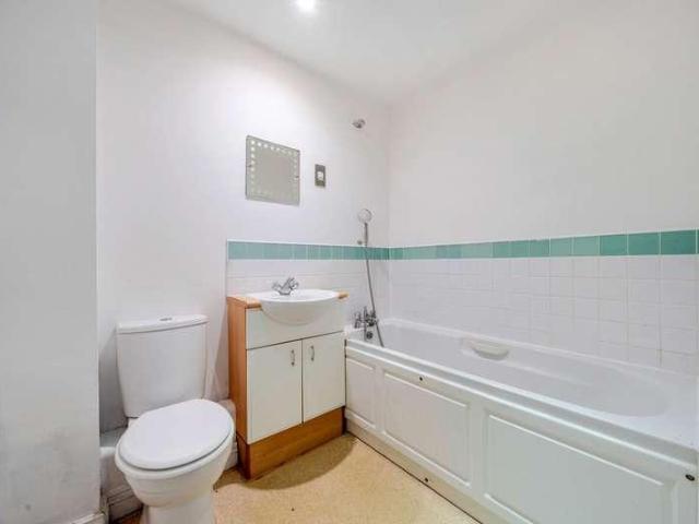 2 bed flat for sale
