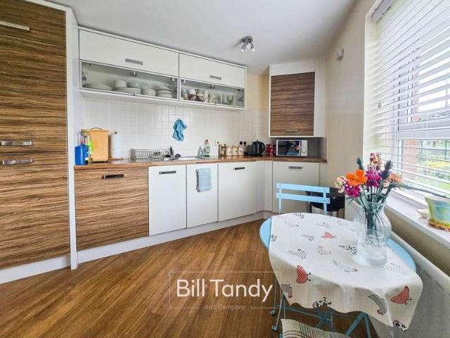 2 bed flat for sale