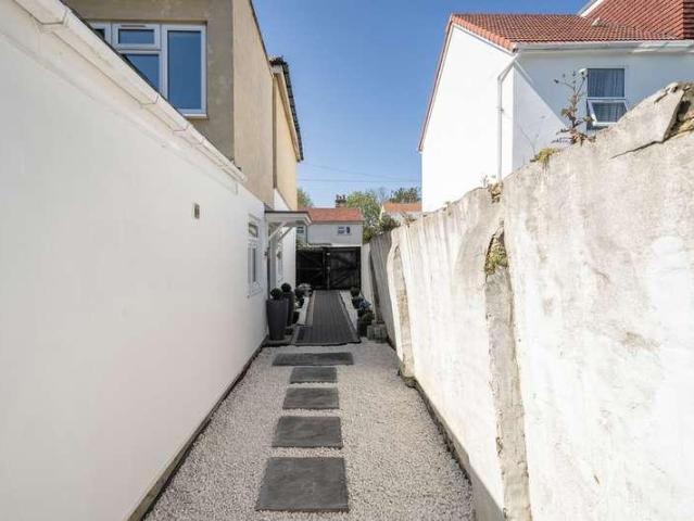 2 bed flat for sale