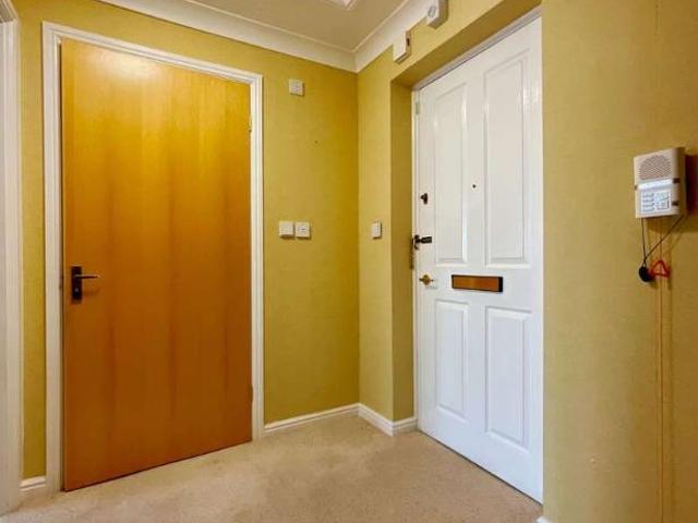2 bed flat for sale
