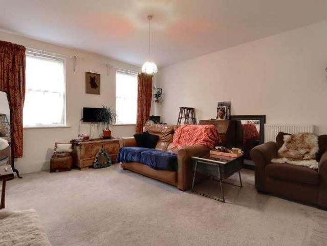2 bed flat for sale