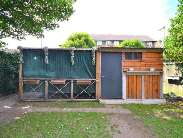 2 bed flat for sale