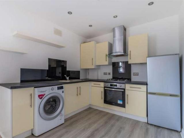2 bed flat for sale