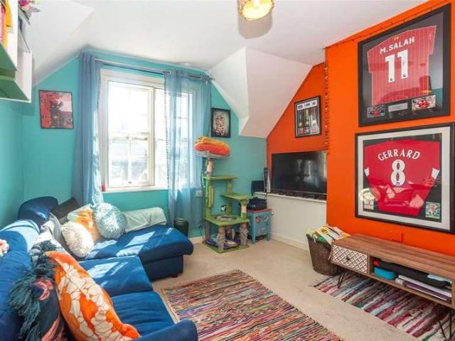 2 bed flat for sale
