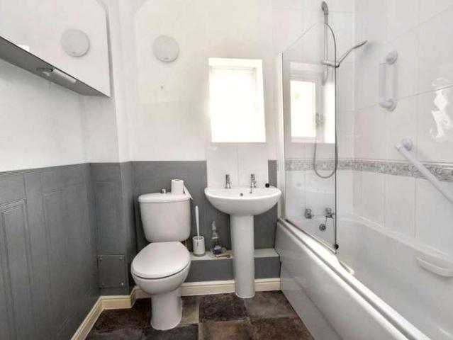 2 bed flat for sale