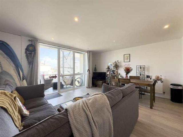 2 bed flat for sale