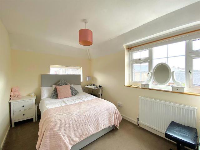 2 bed flat for sale