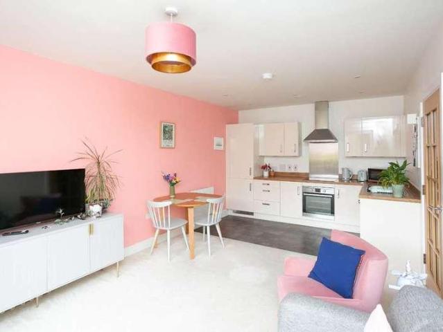 2 bed flat for sale