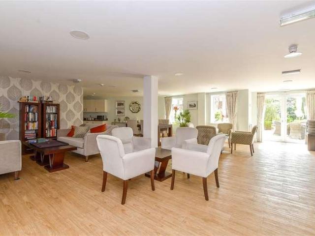 2 bed flat for sale