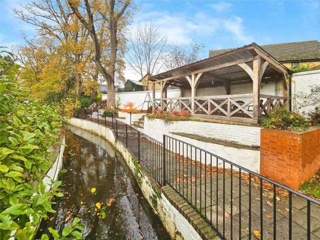 2 bed flat for sale