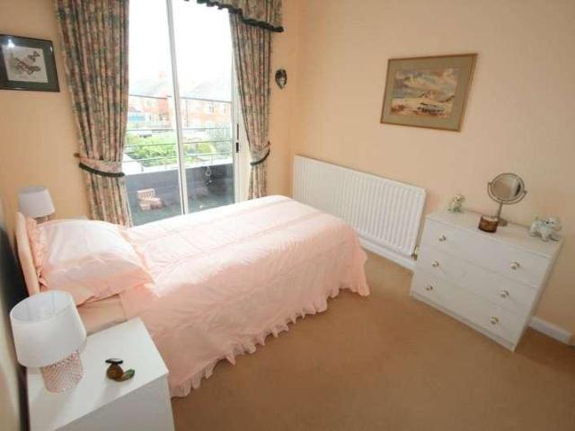 2 bed flat for sale