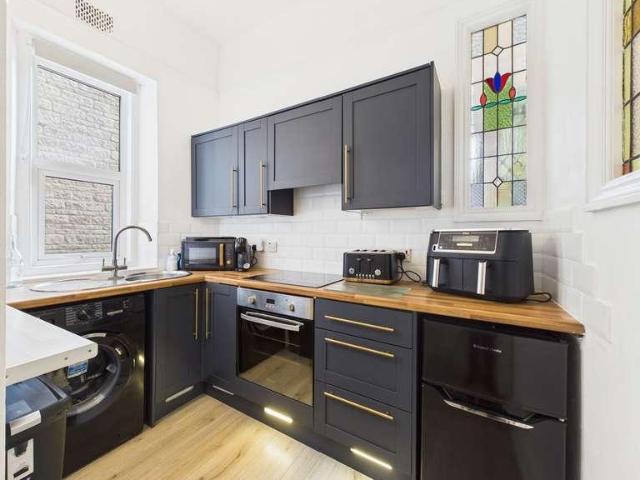 2 bed flat for sale