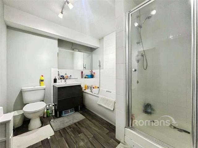 2 bed flat for sale