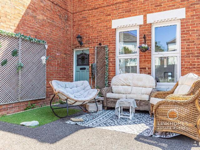 2 bed flat for sale