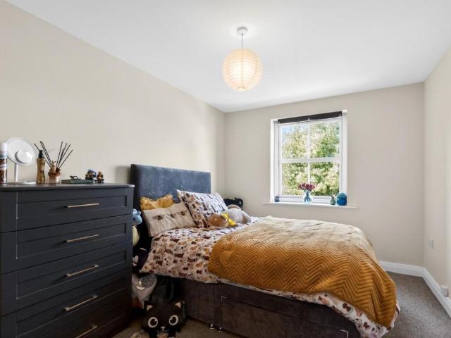 2 bed flat for sale