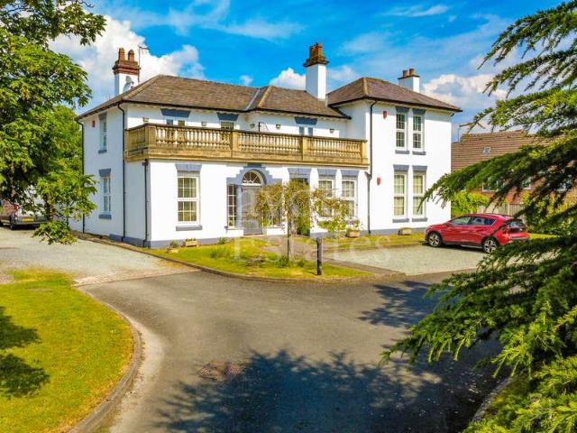 2 bed flat for sale