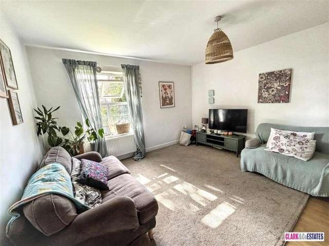 2 bed flat for sale