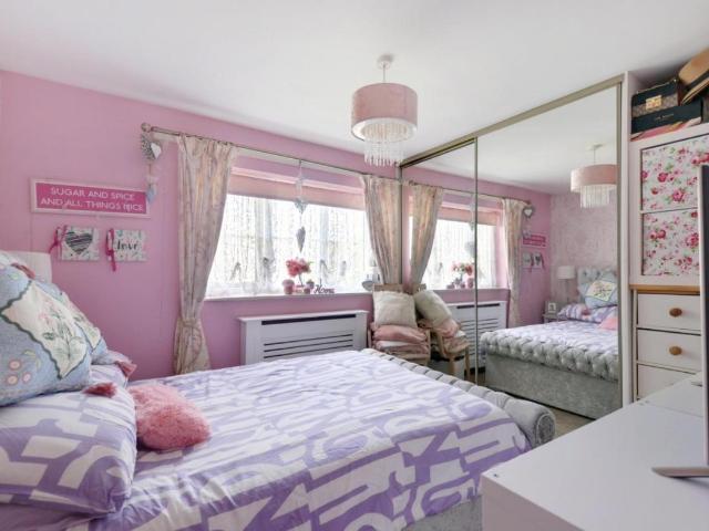 2 bed flat for sale