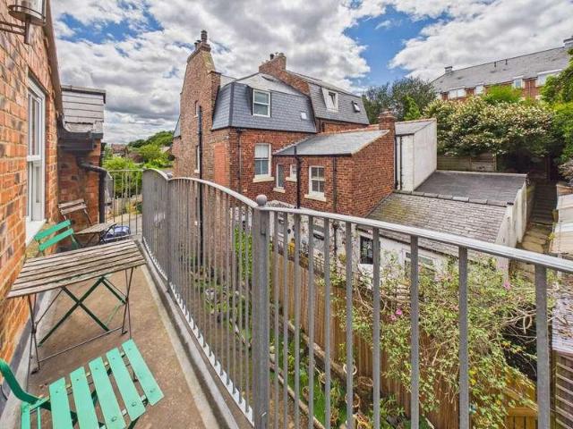 2 bed flat for sale