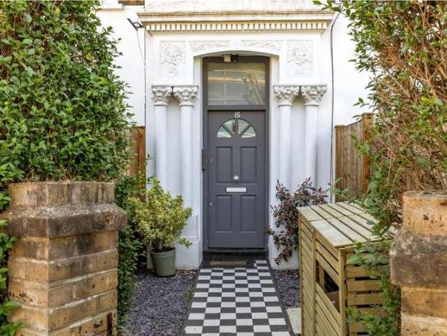 2 bed flat for sale
