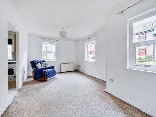 2 bed flat for sale