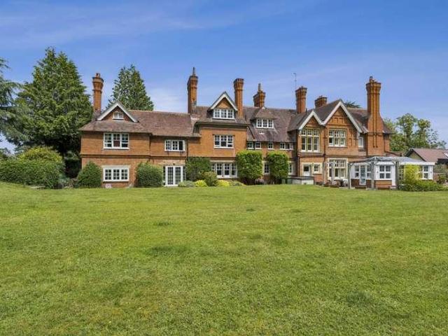 2 bed flat for sale