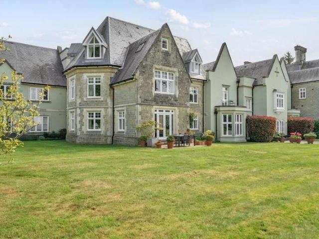 2 bed flat for sale