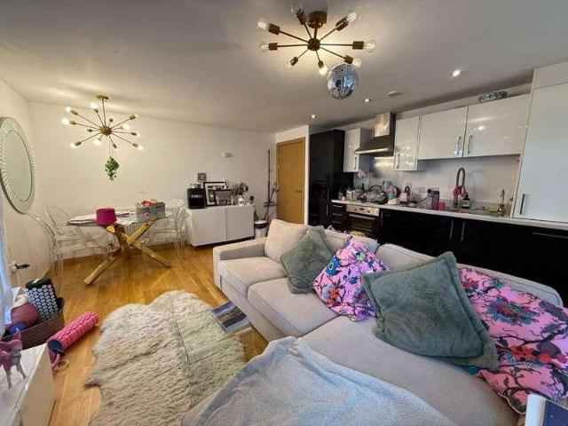 2 bed flat for sale