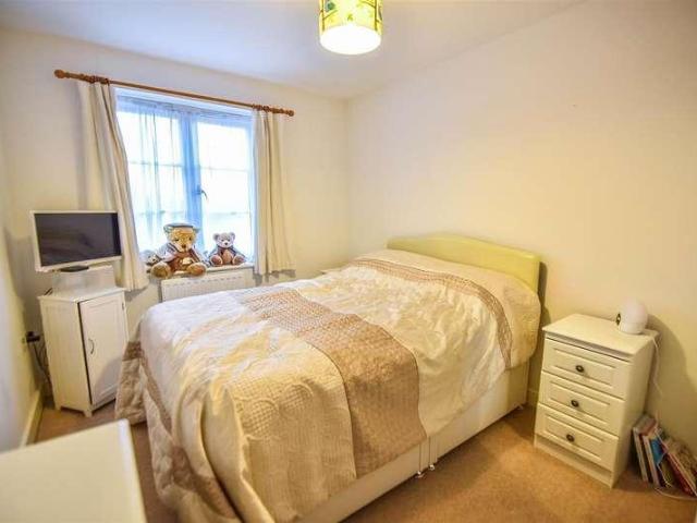 2 bed flat for sale