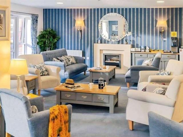 2 bed flat for sale