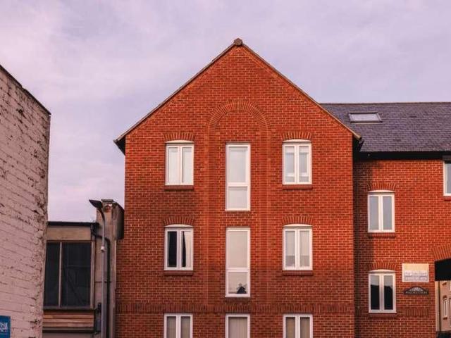 2 bed flat for sale