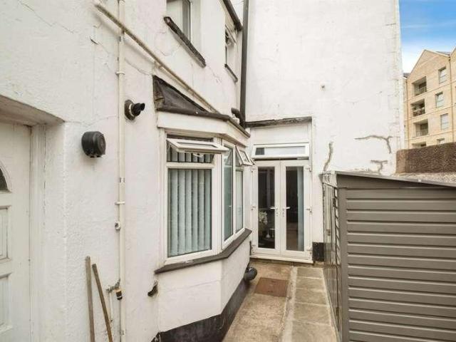 2 bed flat for sale