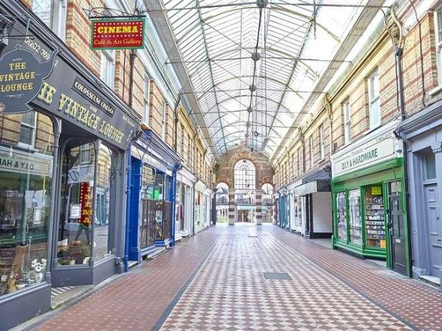 2 bed flat for sale