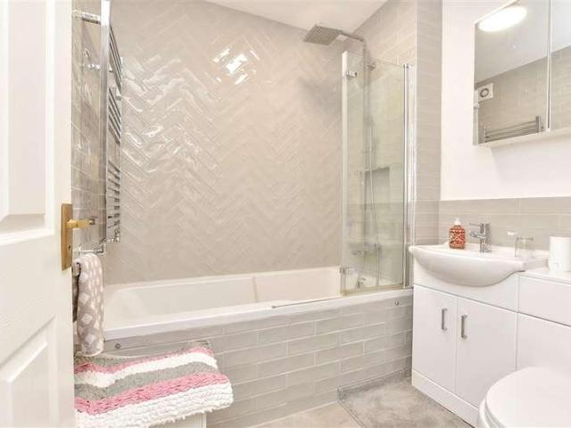 2 bed flat for sale